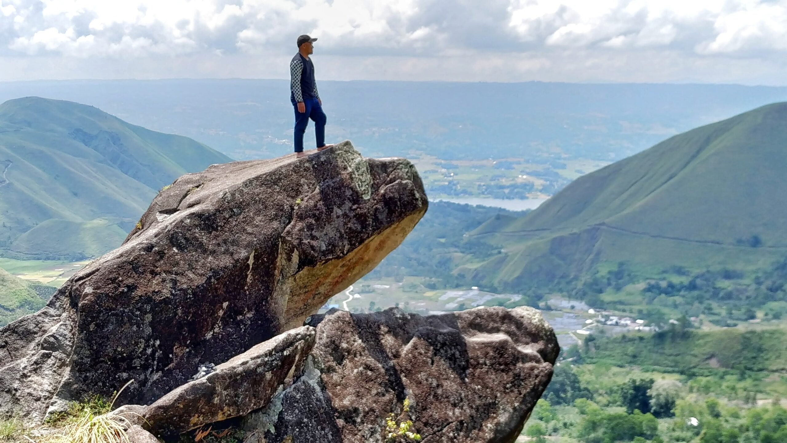 Batu Maroppa, Batu Menggendong di Samosir - Kaki Lasak